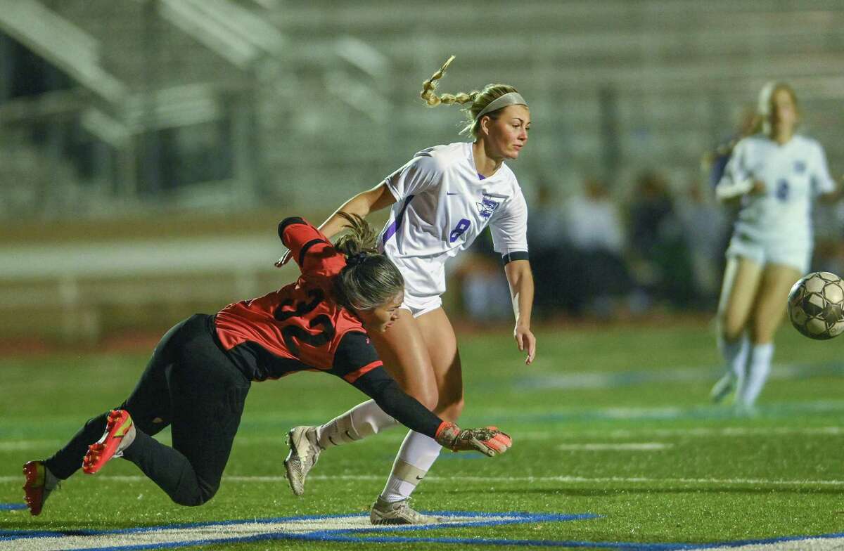 Boerne boys, girls continue dominant playoff soccer runs