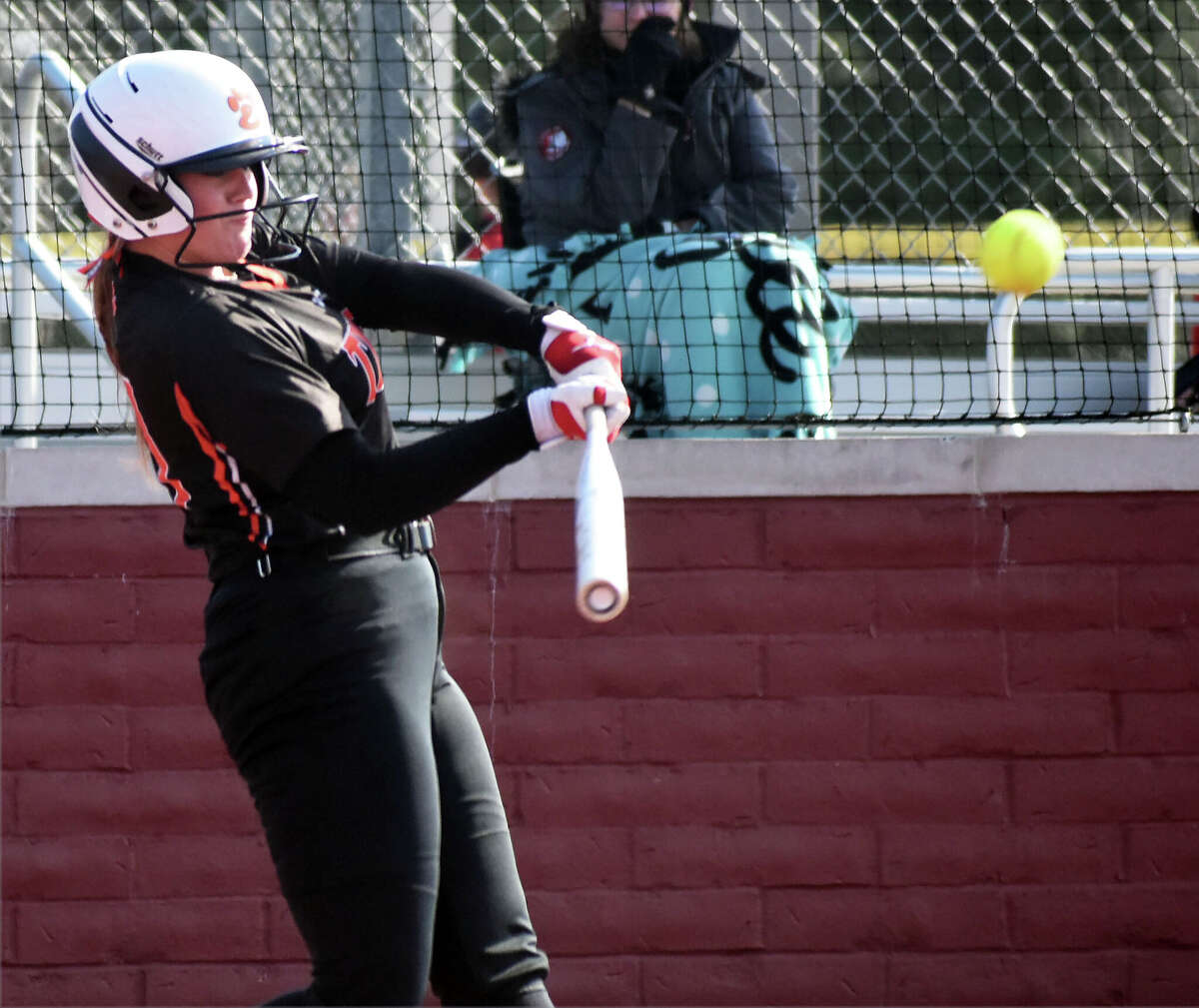 ROUNDUP: Tigers rout Warriors in 15-hit attack