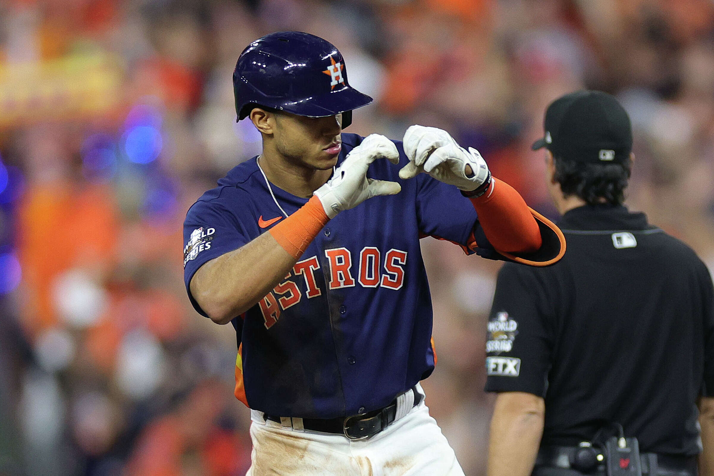 Why Astros' Jeremy Peña makes heart sign after big plays