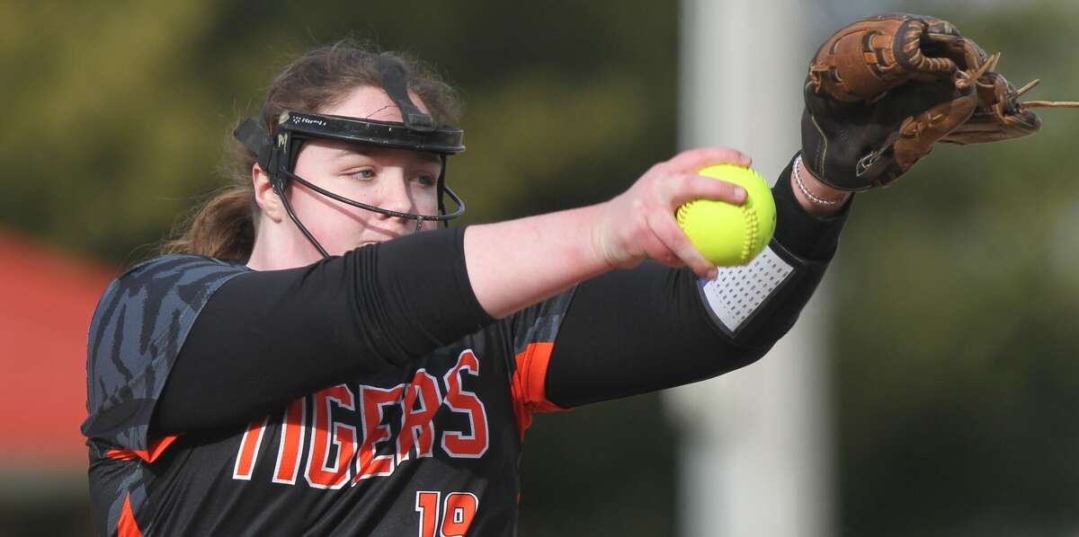 Beardstown's Marlee Brown pitches 1-hitter, homers in win