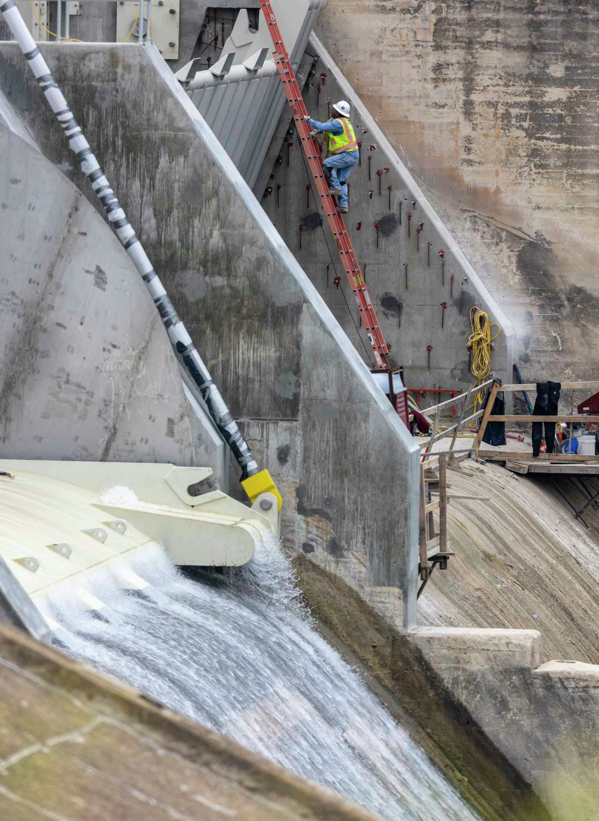 Lake McQueeney being drained this week for repairs to dam