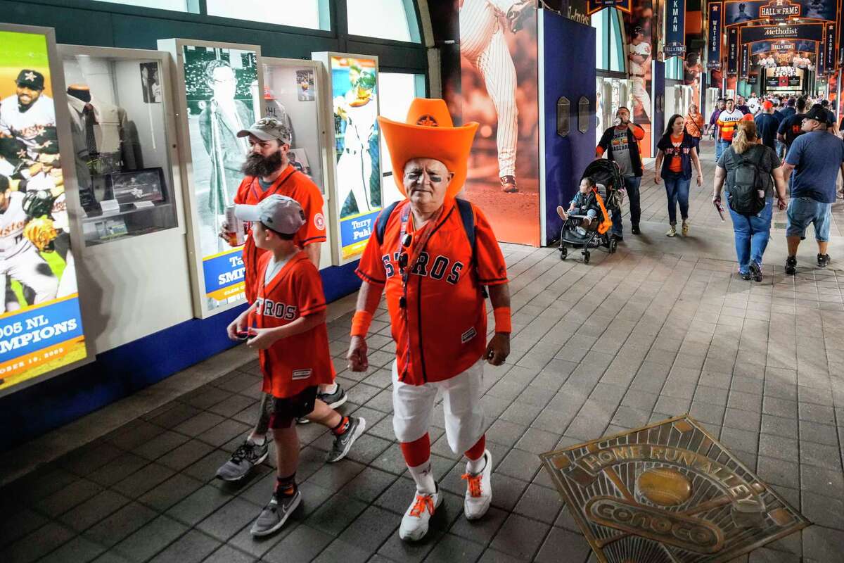 Astros championship banner ceremony: Fans get loud for unveiling