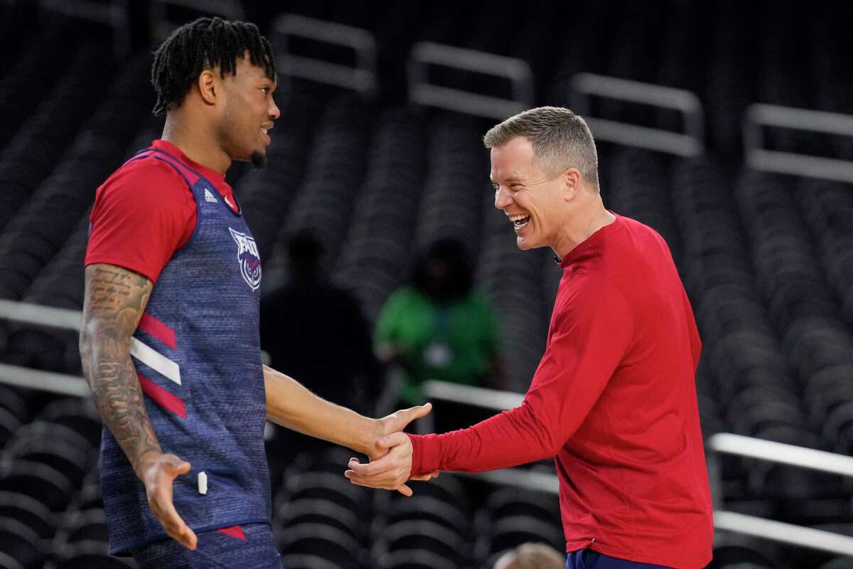 Final Four: CBS' Jim Nantz honored before final championship call