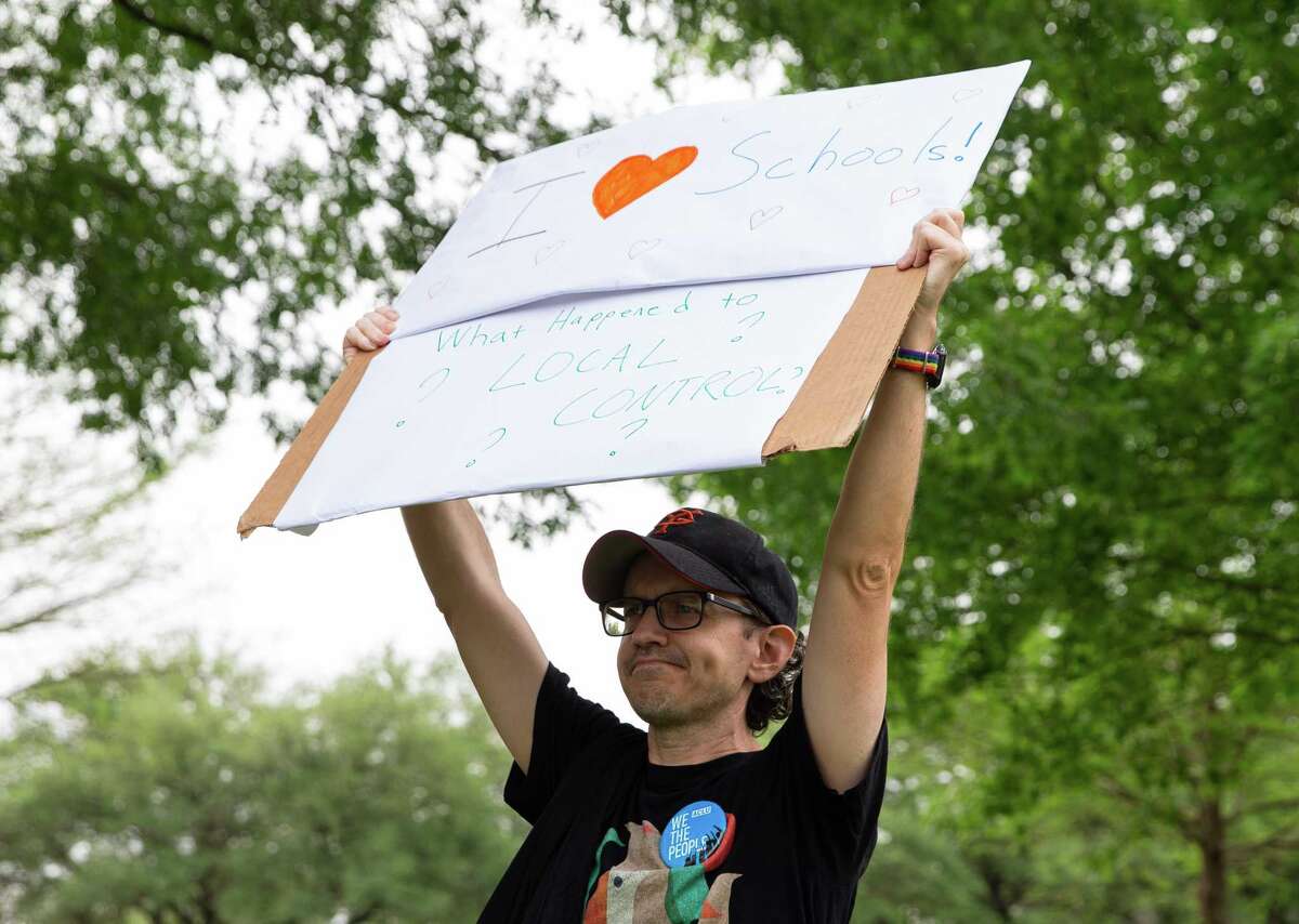 March against HISD takeover builds on Latino activists' legacy