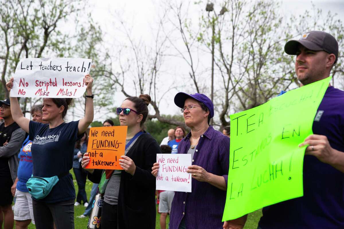 March against HISD takeover builds on Latino activists' legacy