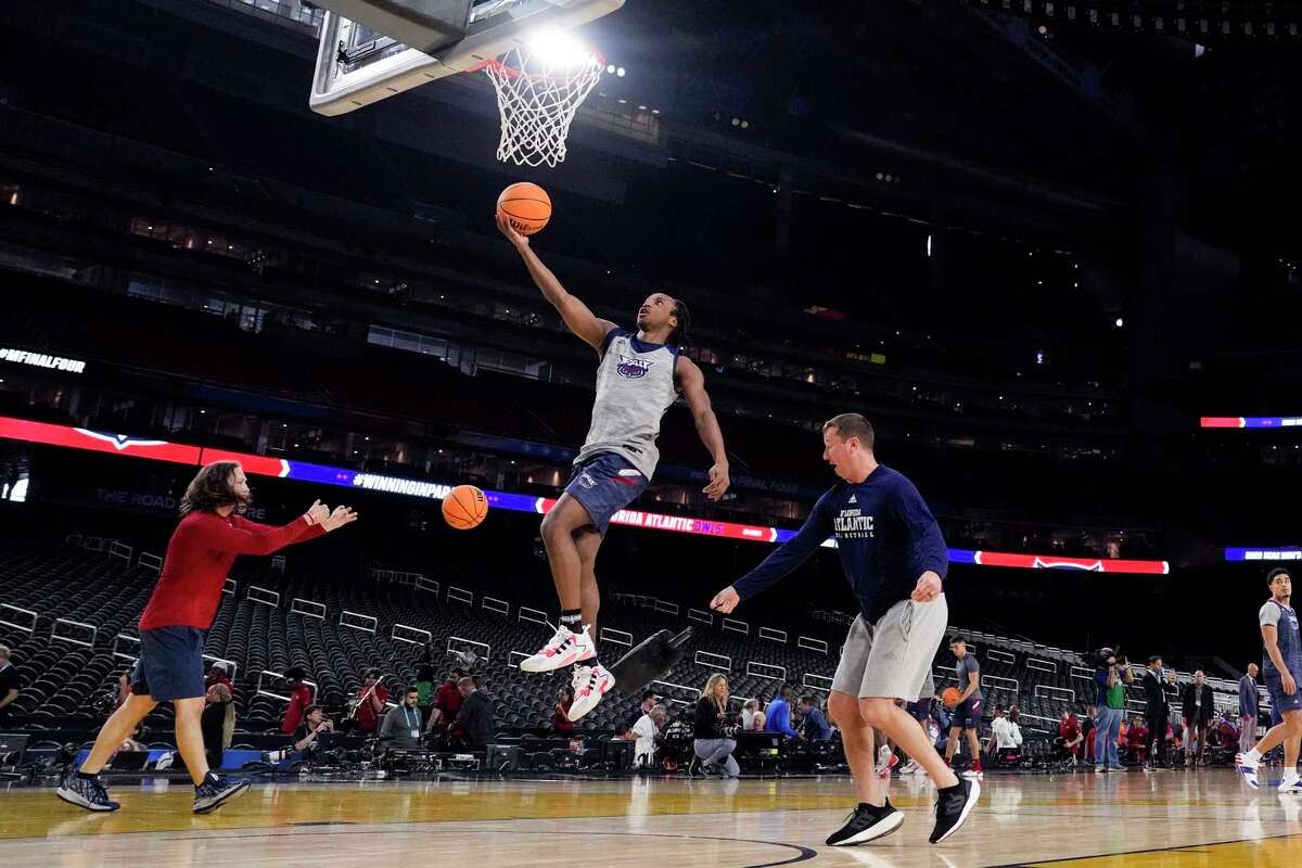 Final Four: CBS' Jim Nantz honored before final championship call