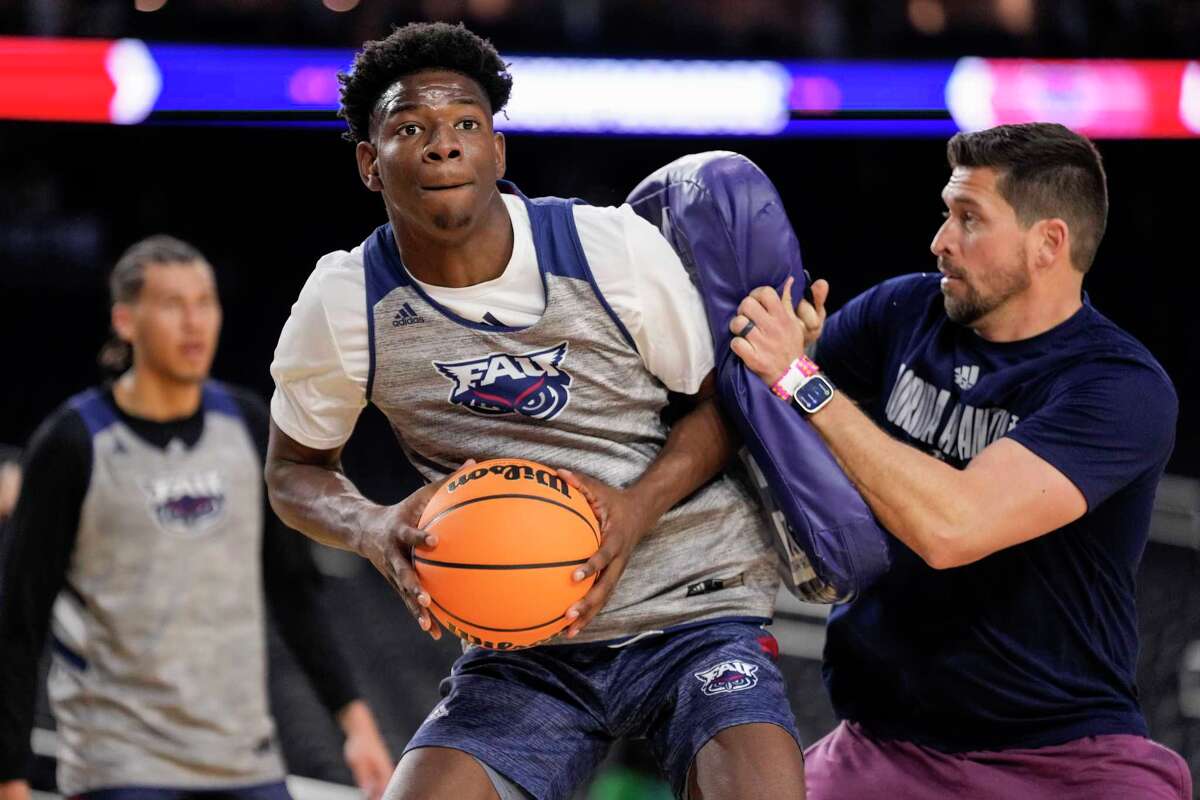 Final Four: CBS' Jim Nantz honored before final championship call