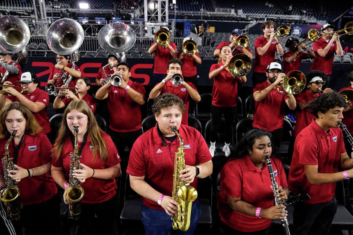 Final Four: CBS' Jim Nantz honored before final championship call