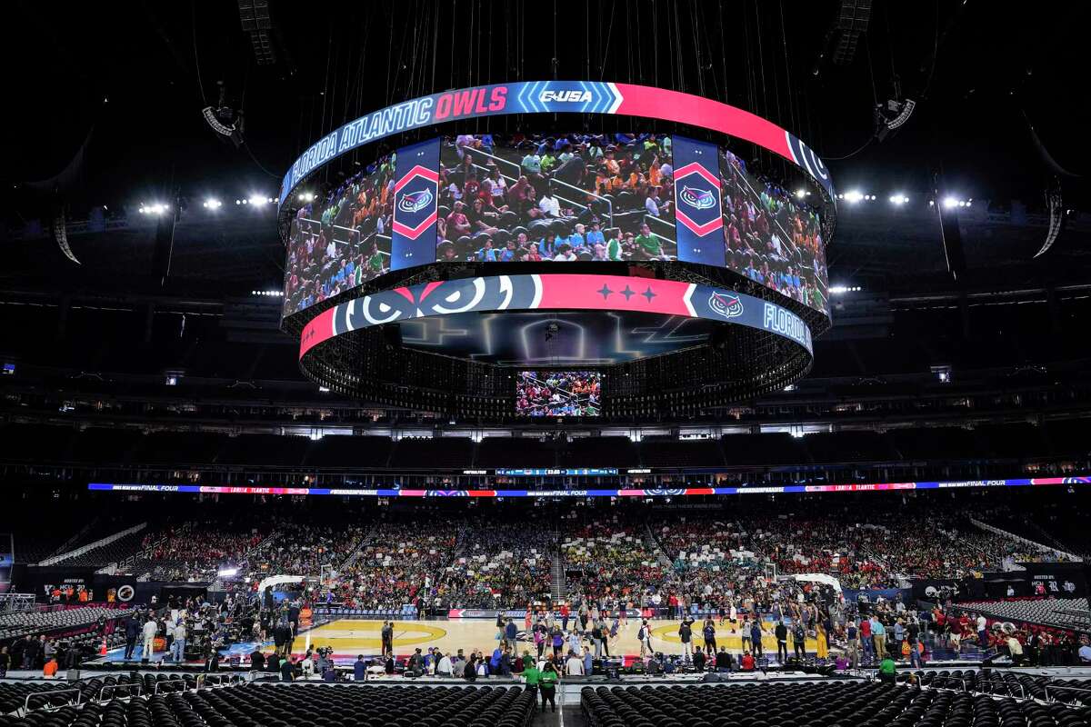 Final Four: CBS' Jim Nantz honored before final championship call