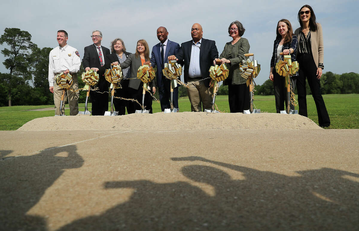 Houston works to hold floodwaters at Inwood golf course after Harvey