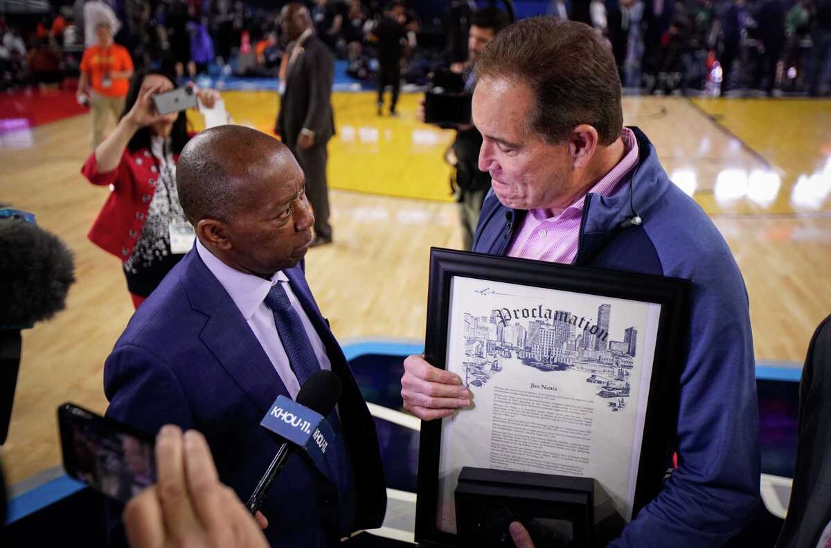 Final Four: CBS' Jim Nantz honored before final championship call