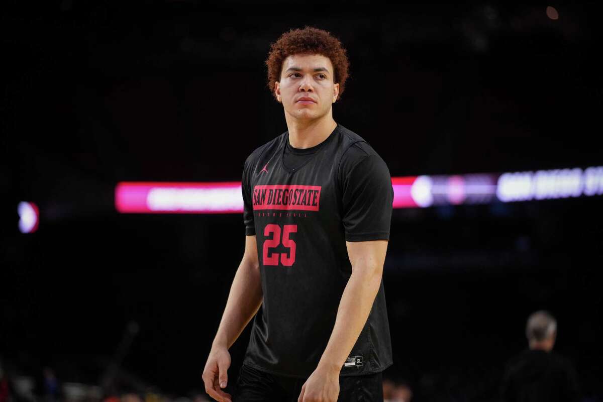 Final Four: CBS' Jim Nantz honored before final championship call