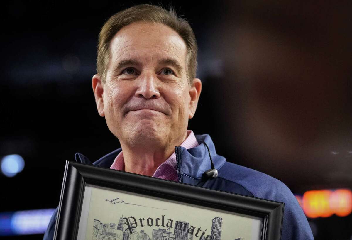 Final Four: CBS' Jim Nantz honored before final championship call