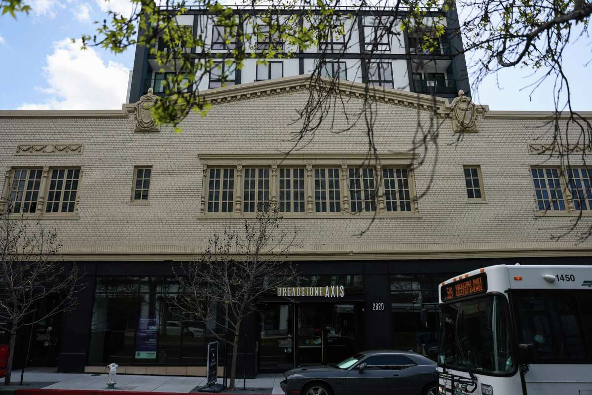 New Oakland housing wrapped in historic garb