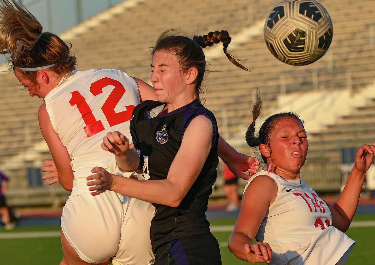 Second-half surge lifts Taft over Warren in 6A girls soccer quarters
