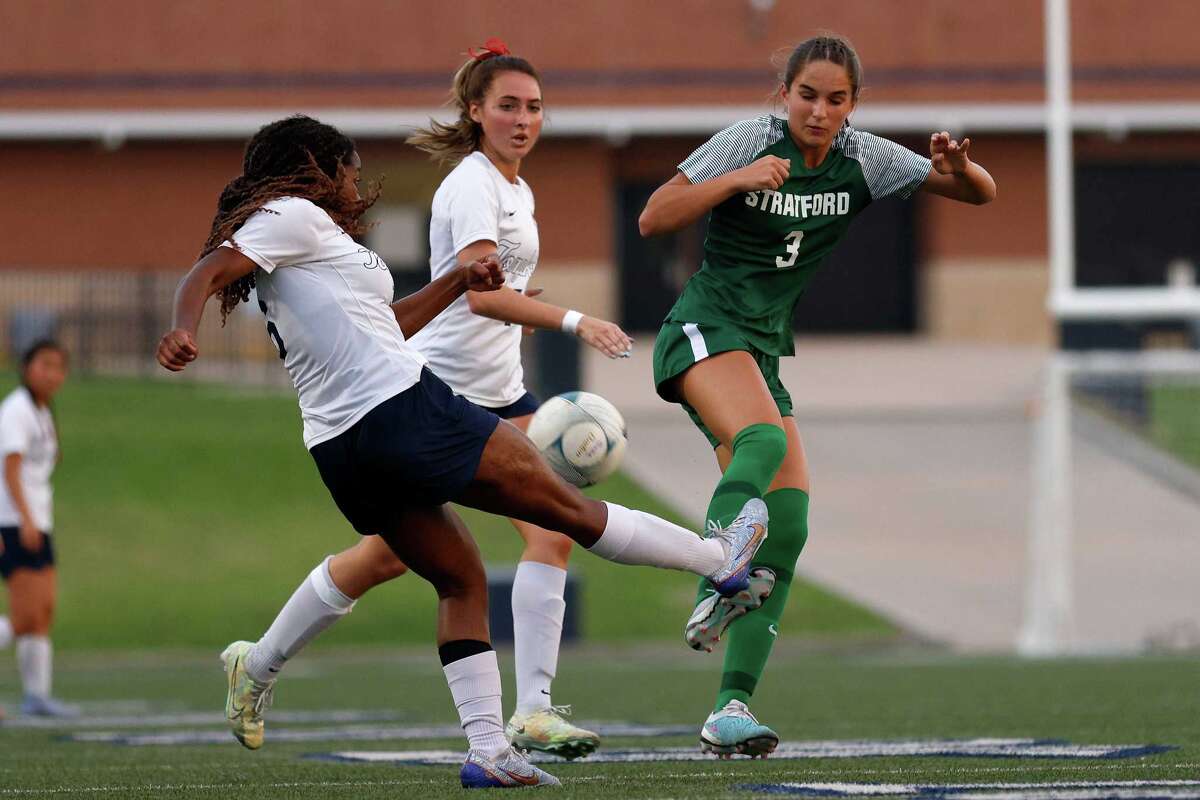 Stratford Spartans hold on through frantic finish to advance