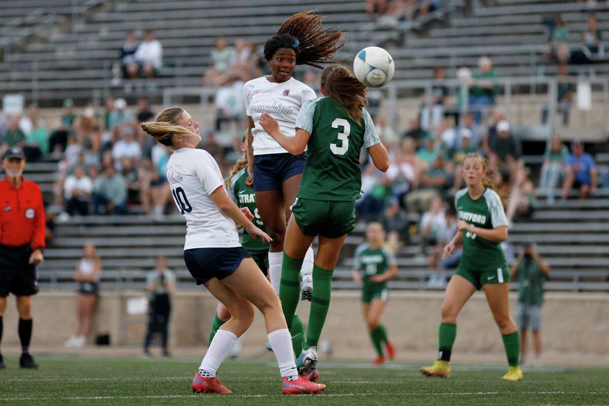 Stratford Spartans hold on through frantic finish to advance