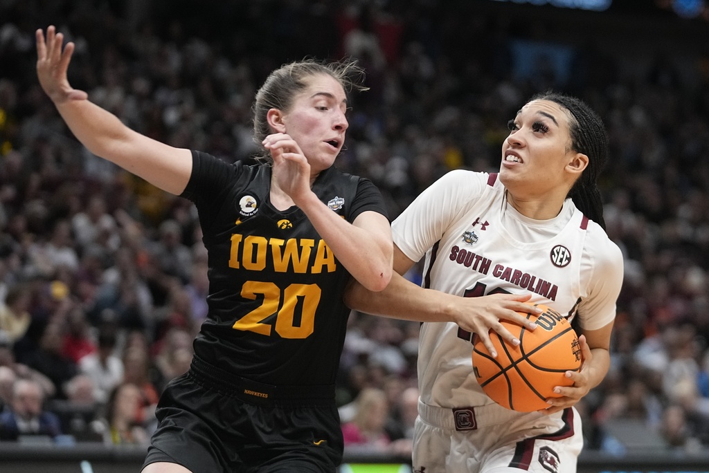 '(She's) n emotional leader': Martin, Hawkeyes stun Gamecocks in semis