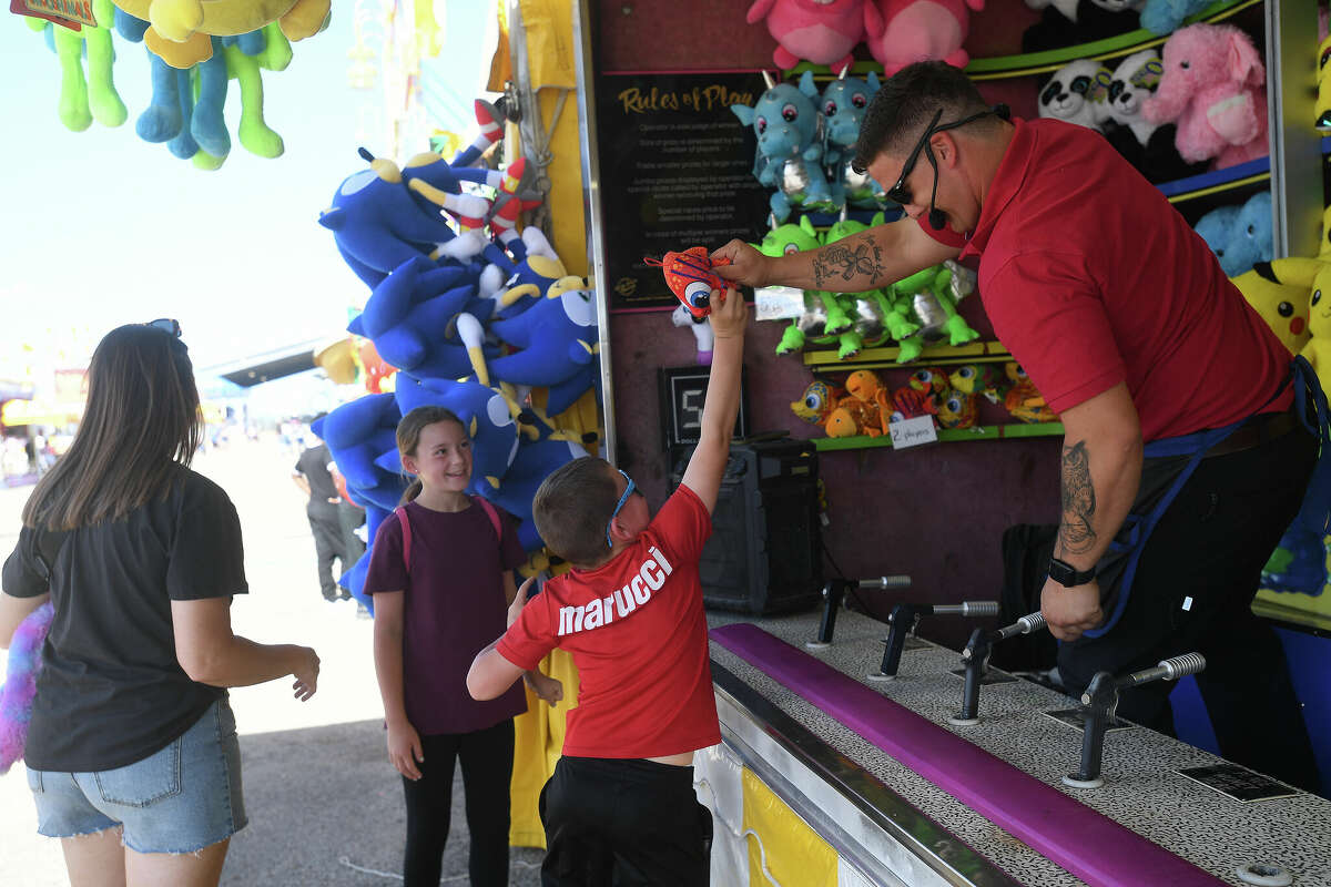 South Texas State Fair gamers really do give a prize every time