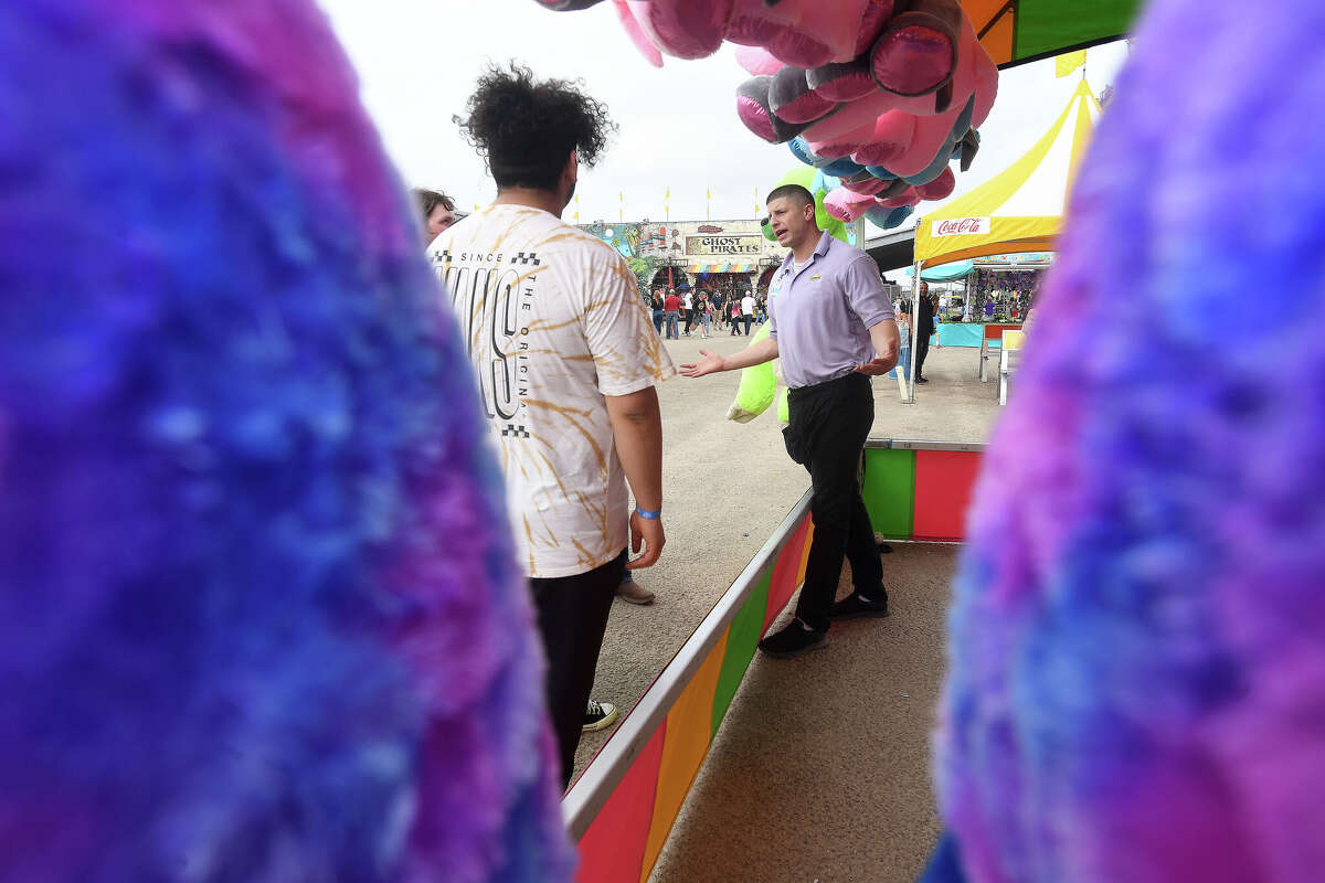 South Texas State Fair gamers really do give a prize every time