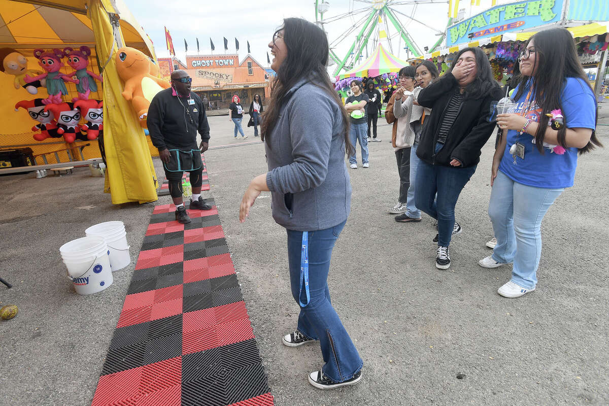South Texas State Fair gamers really do give a prize every time