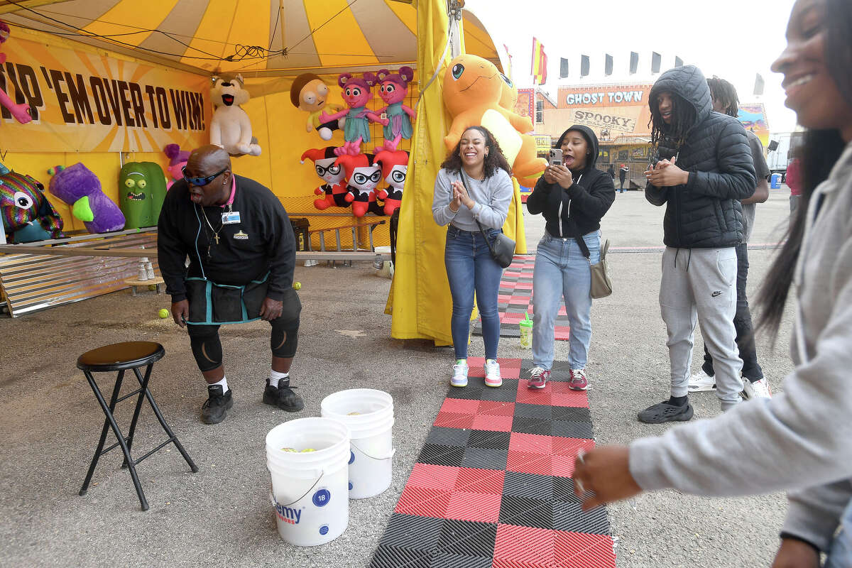 South Texas State Fair gamers really do give a prize every time