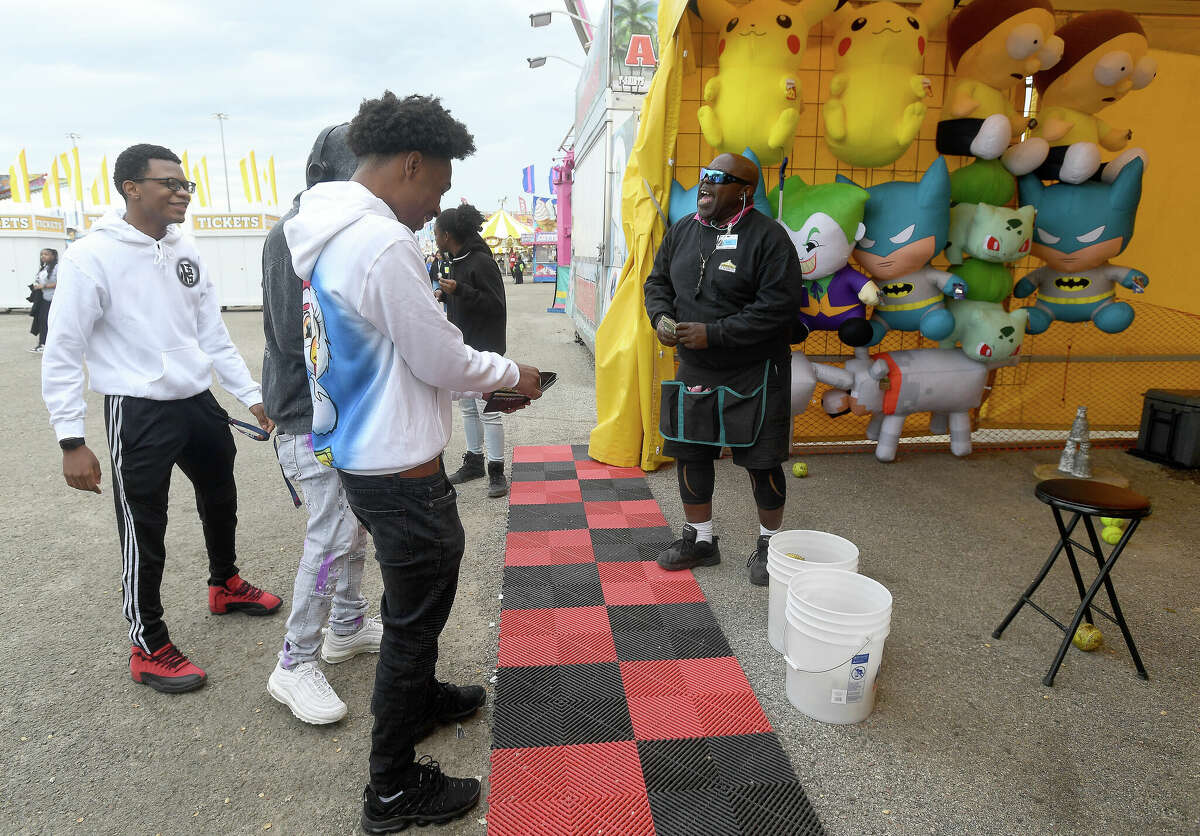 South Texas State Fair gamers really do give a prize every time