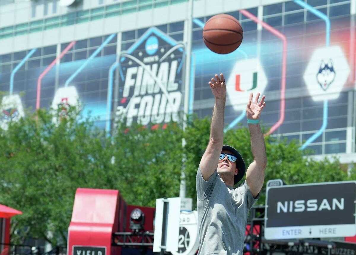 Fans gather for March Madness festivities ahead of Final Four games