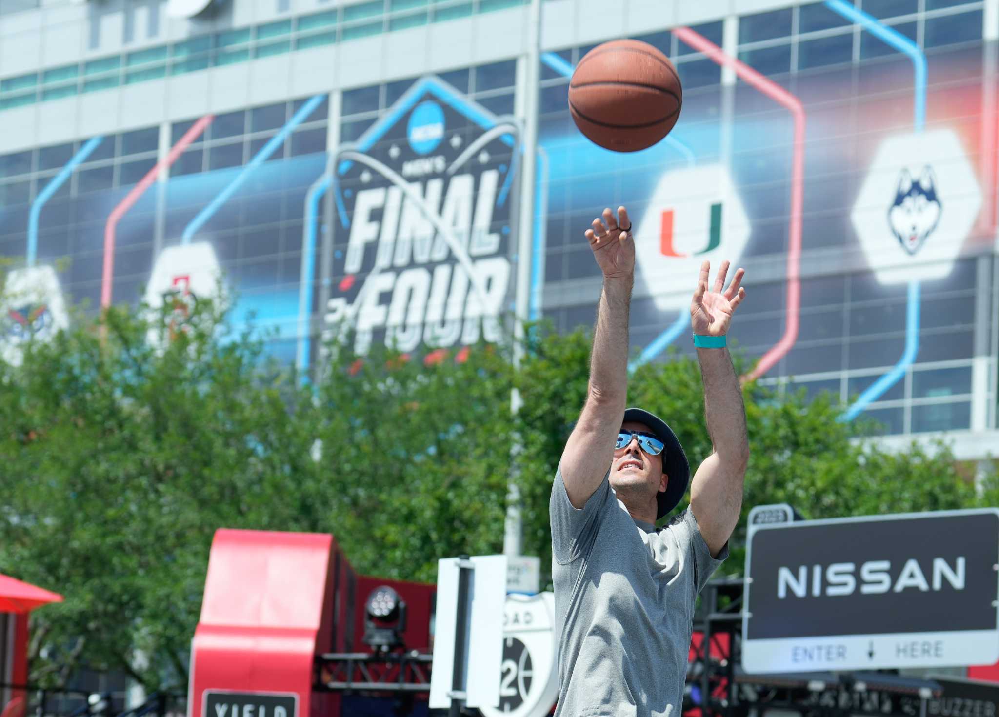 Fans gather for March Madness festivities ahead of Final Four games