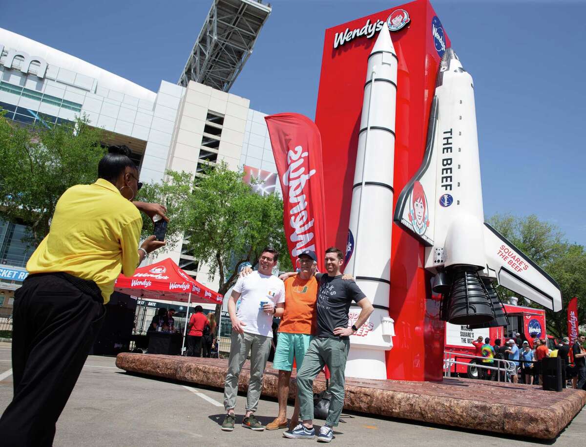 Fans gather for March Madness festivities ahead of Final Four games
