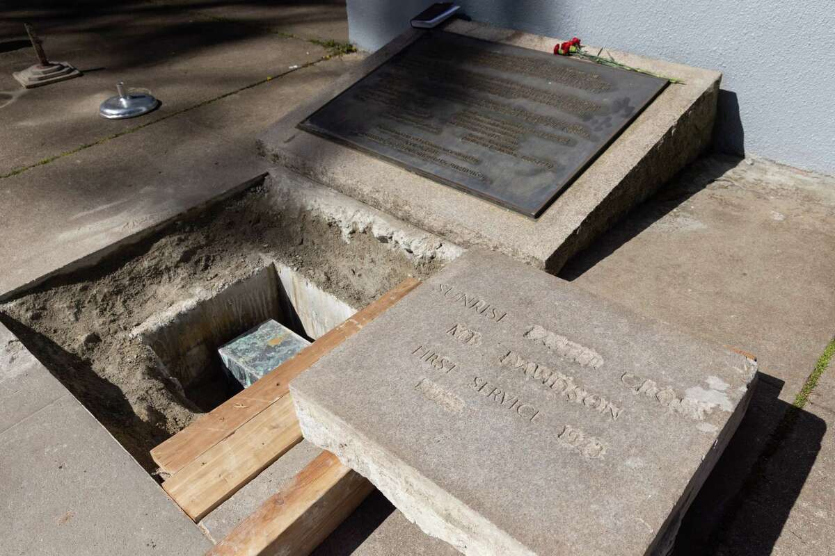 What was in 90-year-old time capsule at Mount Davidson?