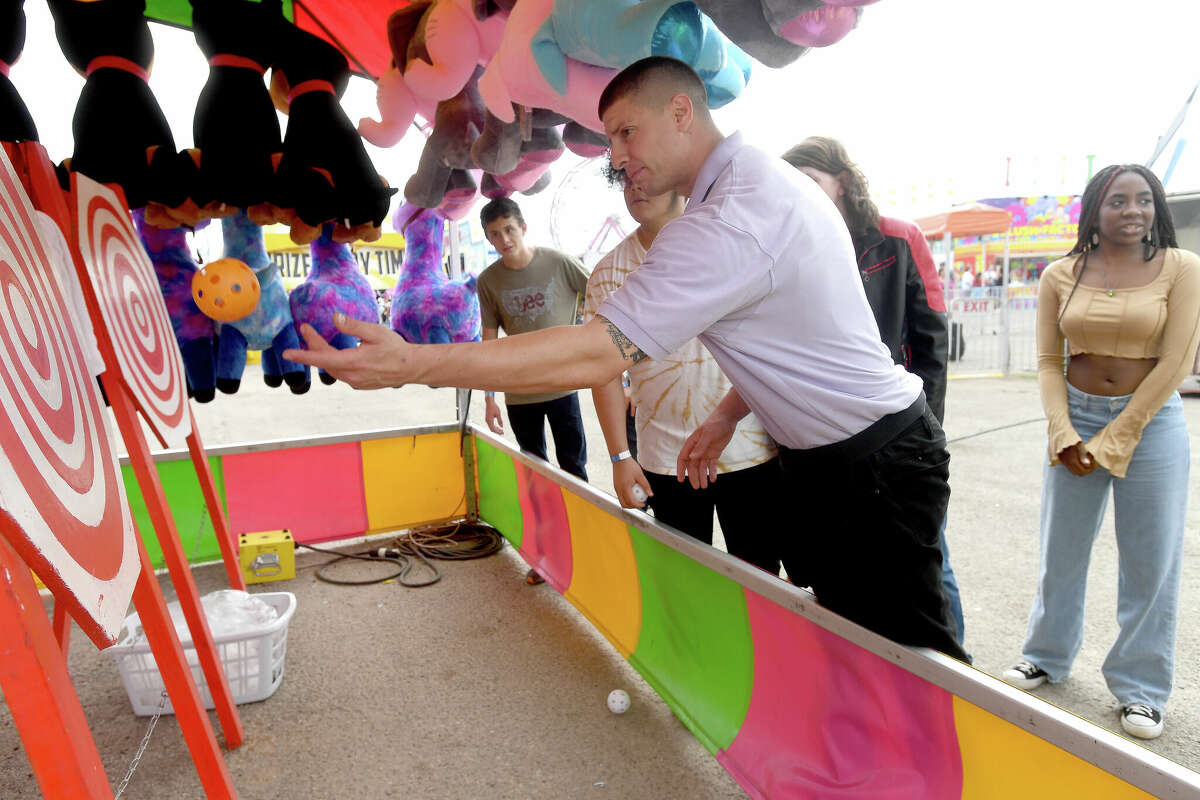 South Texas State Fair gamers really do give a prize every time