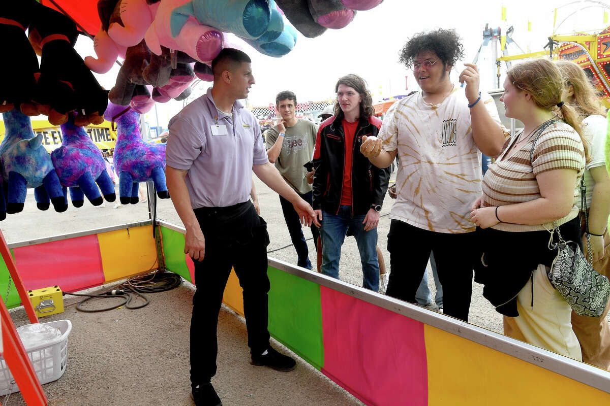 South Texas State Fair gamers really do give a prize every time