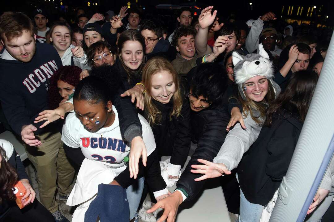 Gampel Pavilion hosts watch party for UConn's national championship