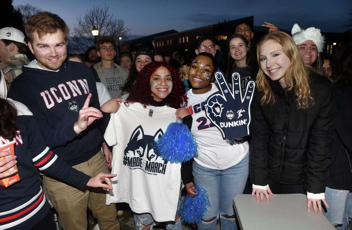 Gampel Pavilion hosts watch party for UConn's national championship