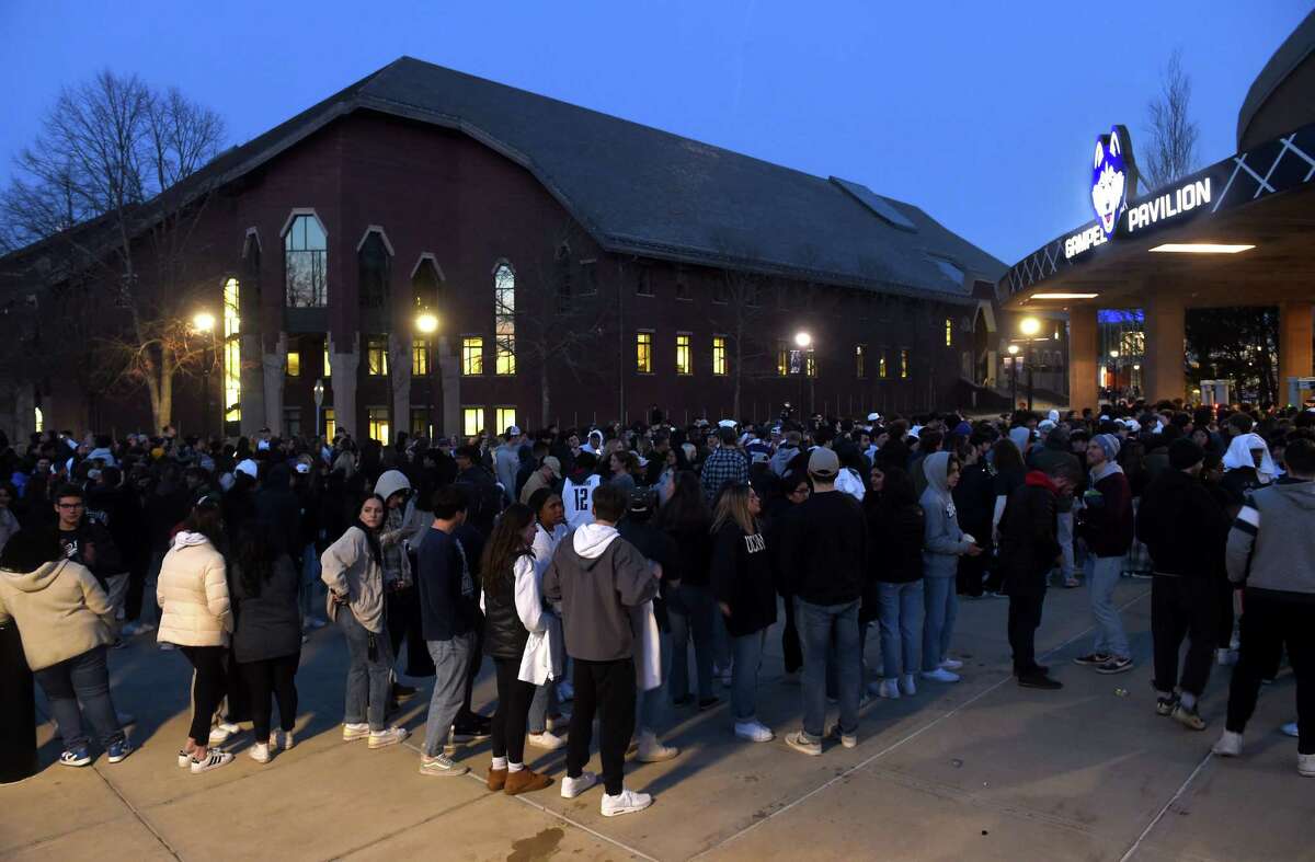 Gampel Pavilion hosts watch party for UConn's national championship