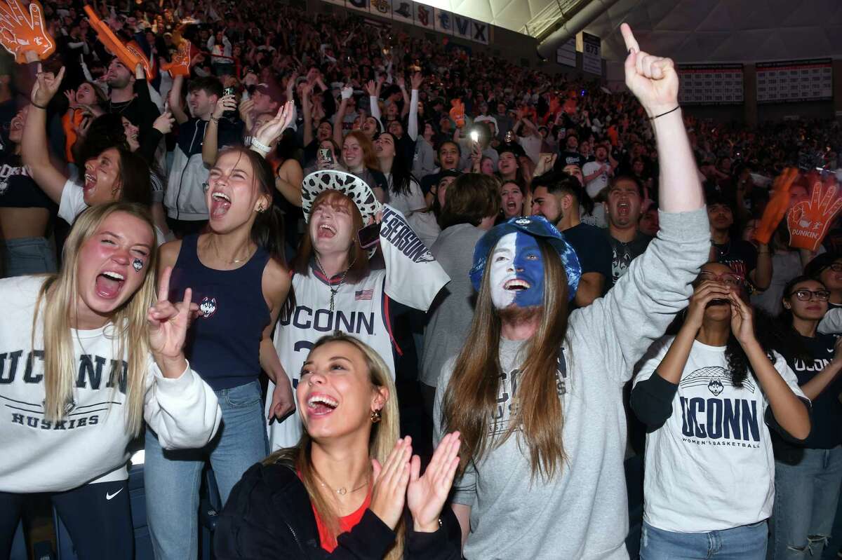 Gampel Pavilion hosts watch party for UConn's national championship