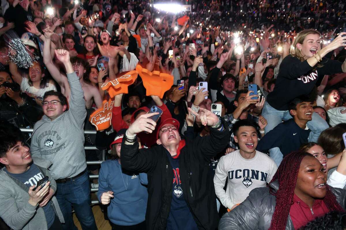 Gampel Pavilion hosts watch party for UConn's national championship