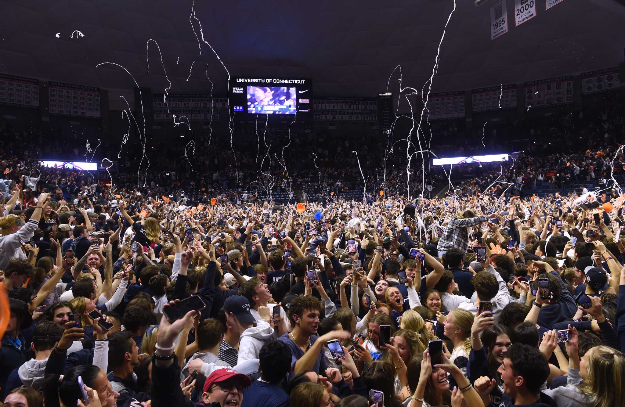 Gampel Pavilion hosts watch party for UConn's national championship