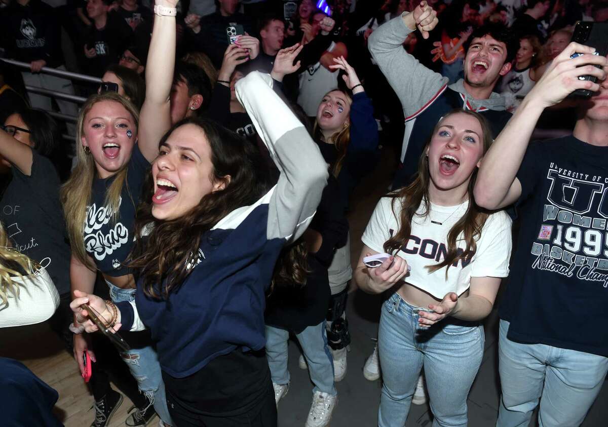Gampel Pavilion hosts watch party for UConn's national championship