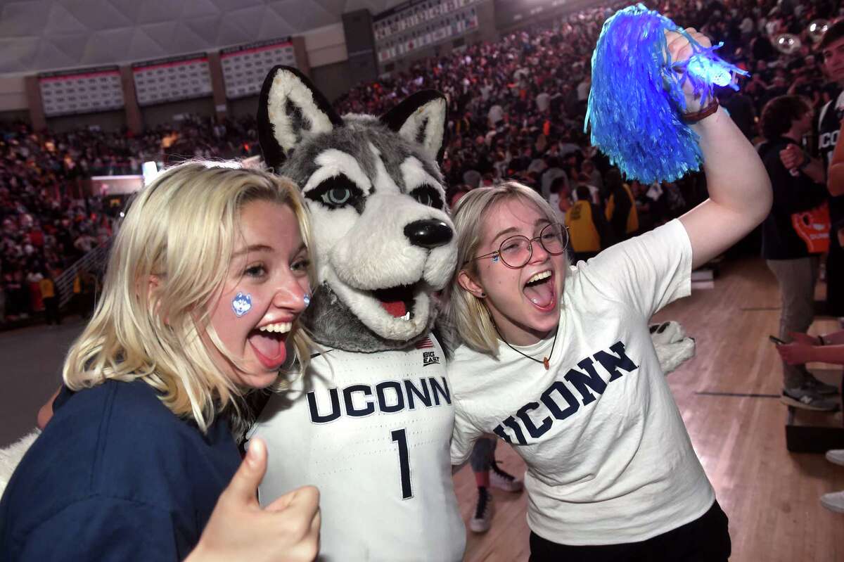 Gampel Pavilion hosts watch party for UConn's national championship