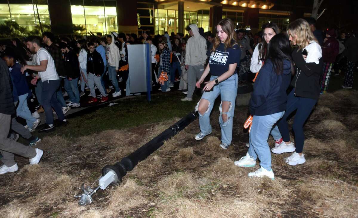 Gampel Pavilion hosts watch party for UConn's national championship