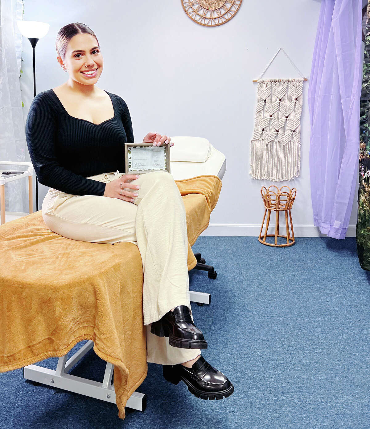 Middletown CT Ch’i Lash school grad launches Eyeconic Wink boutique