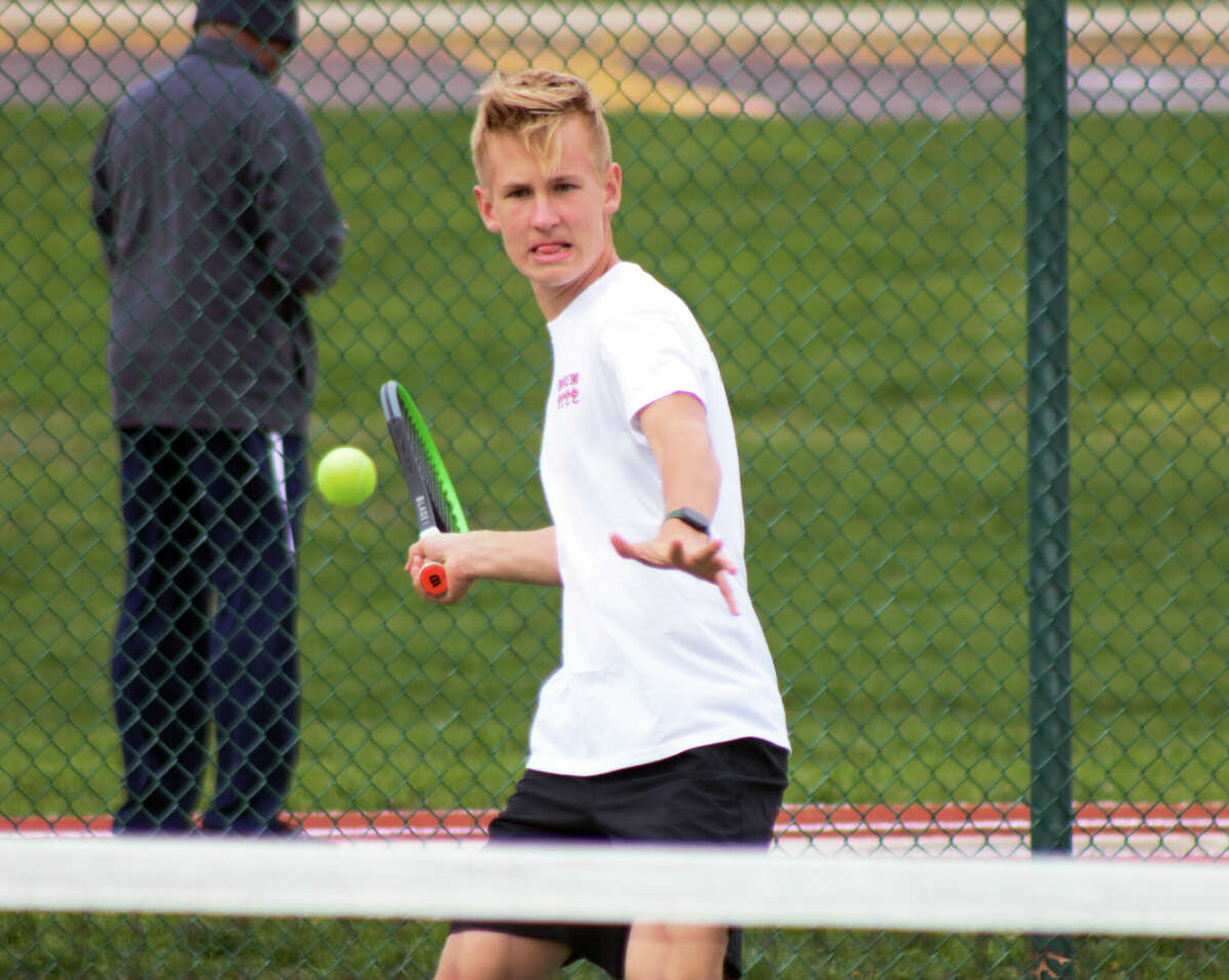 Edwardsville continues to roll with sweep of O’Fallon