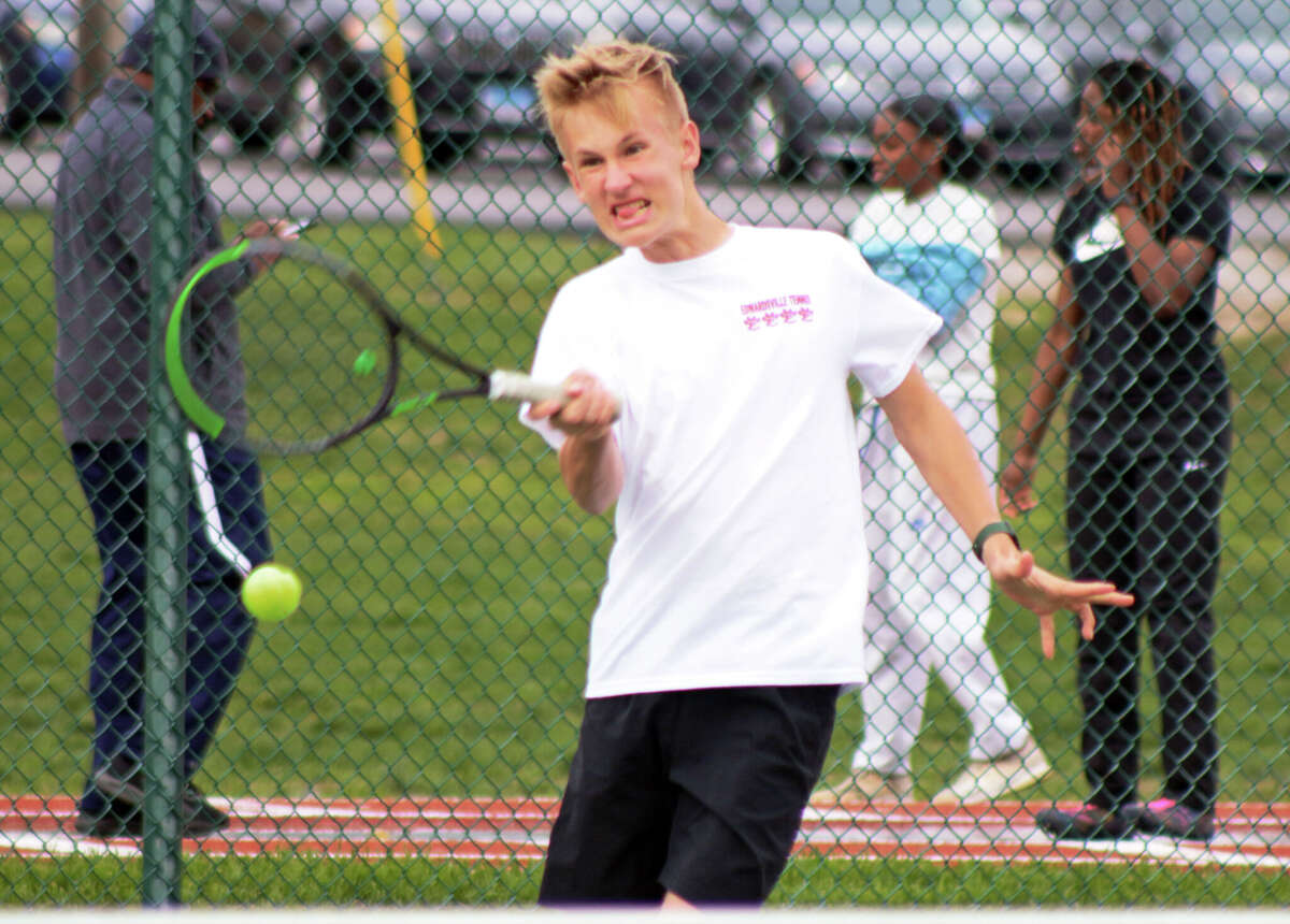 Edwardsville continues to roll with sweep of O’Fallon