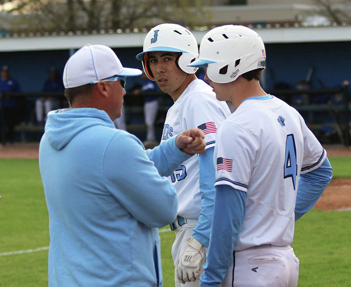 Marquette scores first seven runs, holds off Jersey, 8-6