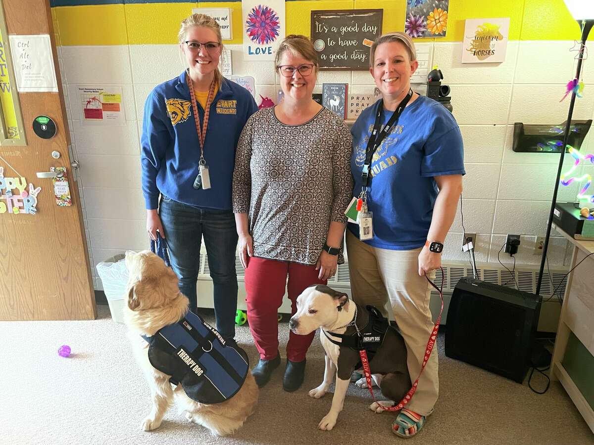 Evart Elementary School welcomes two new therapy dogs