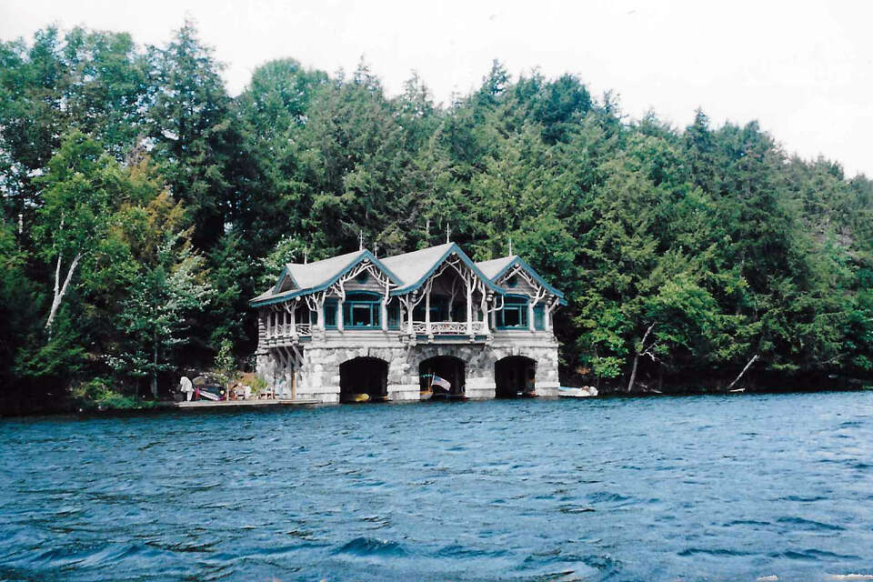 Photo shows Clarence Thomas playing tug-of-war at billionaire’s resort