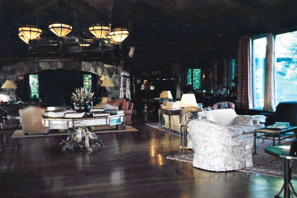 Photo shows Clarence Thomas playing tug-of-war at billionaire’s resort