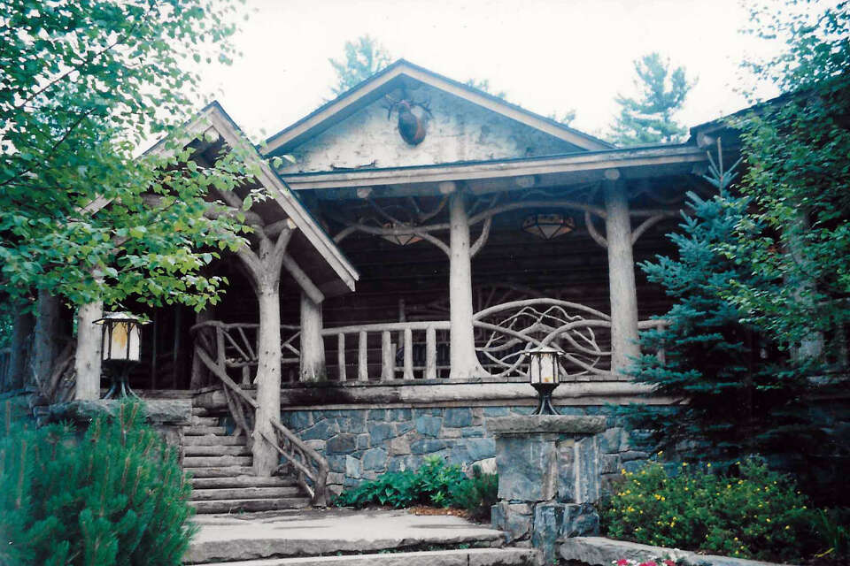 Photo shows Clarence Thomas playing tug-of-war at billionaire’s resort